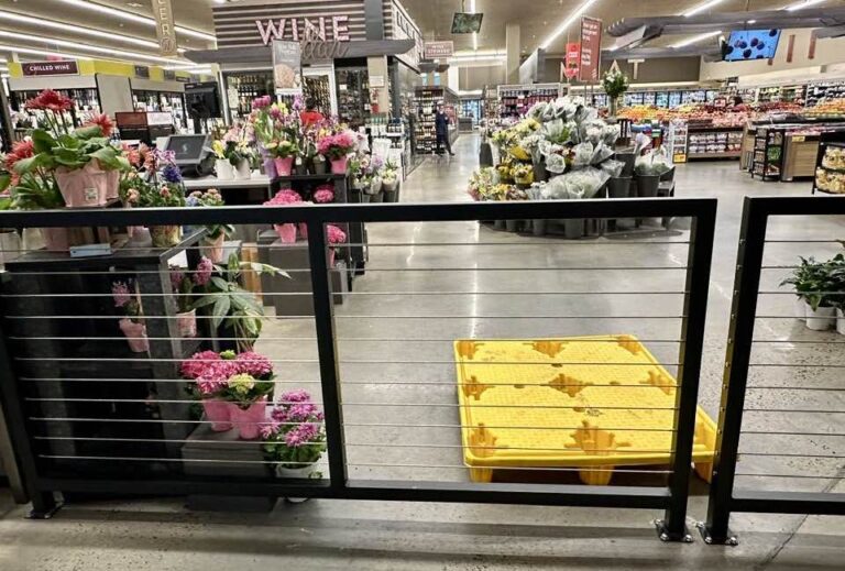 Georgetown Safeway Installs Security Gates, Fencing | The Georgetowner